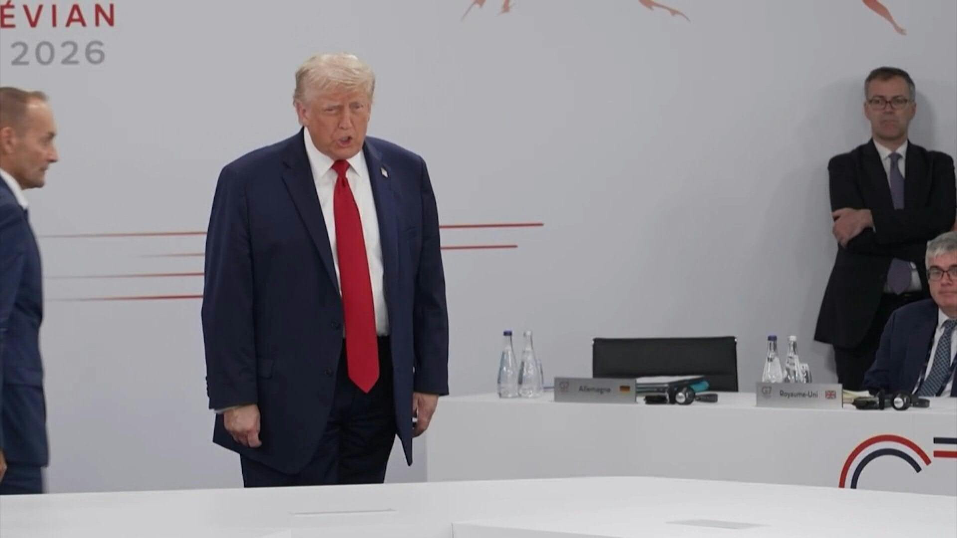 "Salve, sono il capo", l'ingresso di Trump nella sala del G7