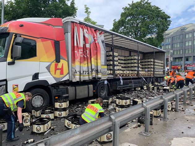 Bild der Verwüstung nach Unfall in München: Lkw verliert Ladung voller Bier