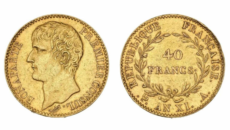 A notary found more than 1,000 gold coins inside a forgotten house wall ...