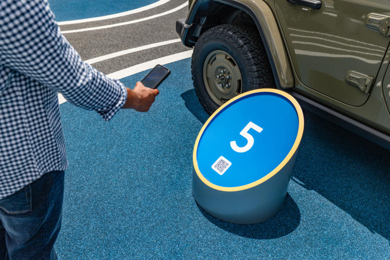 Car ‘playgrounds,’ smartphone shopping: Inside Carvana’s new-car sales ...