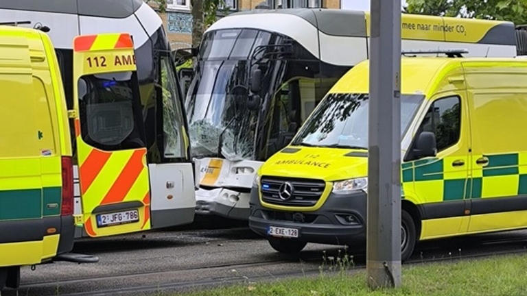 2 zwaargewonden en 7 lichtgewonden bij aanrijding tussen 2 trams in Mortsel