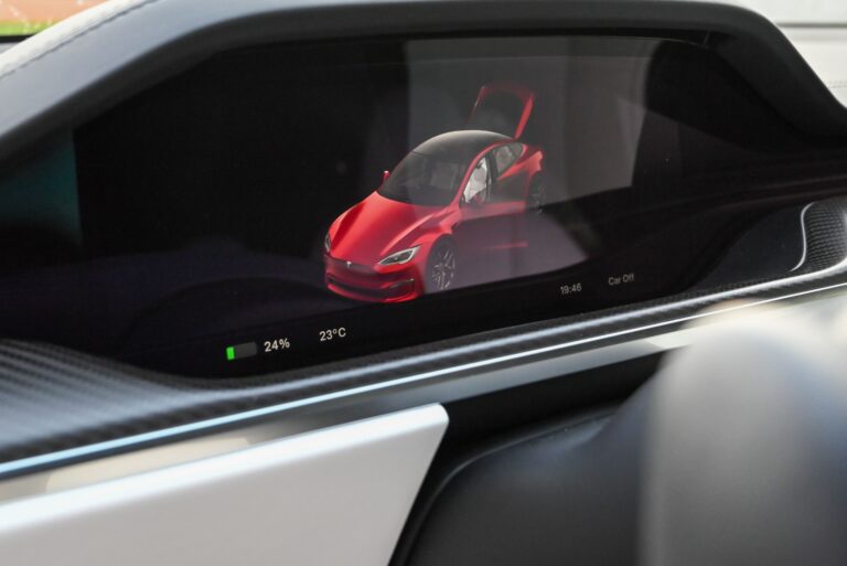 Tesla-eigenaren gebruiken plastic beeldjes om de bestuurdersbewaking te ...