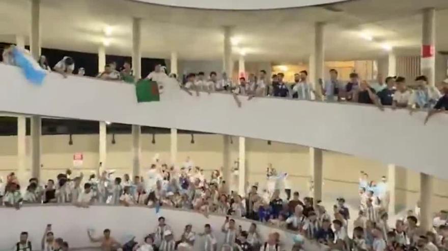 La partita finisce, la festa no! I tifosi dell'Argentina occupano lo ...
