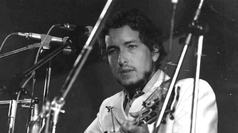 10 essential folk rock songs for any soul-searching road trip