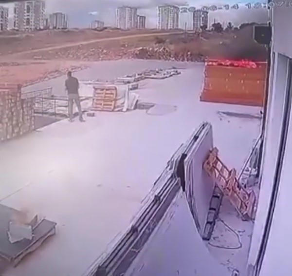 Şanlıurfa’da milyonlarca liralık zarara yol açan yangının görüntüleri ...