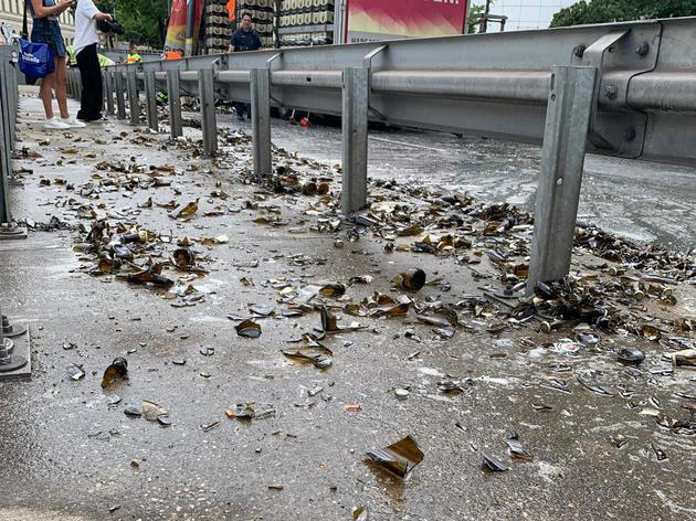 Bild der Verwüstung nach Unfall in München: Lkw verliert Ladung voller Bier