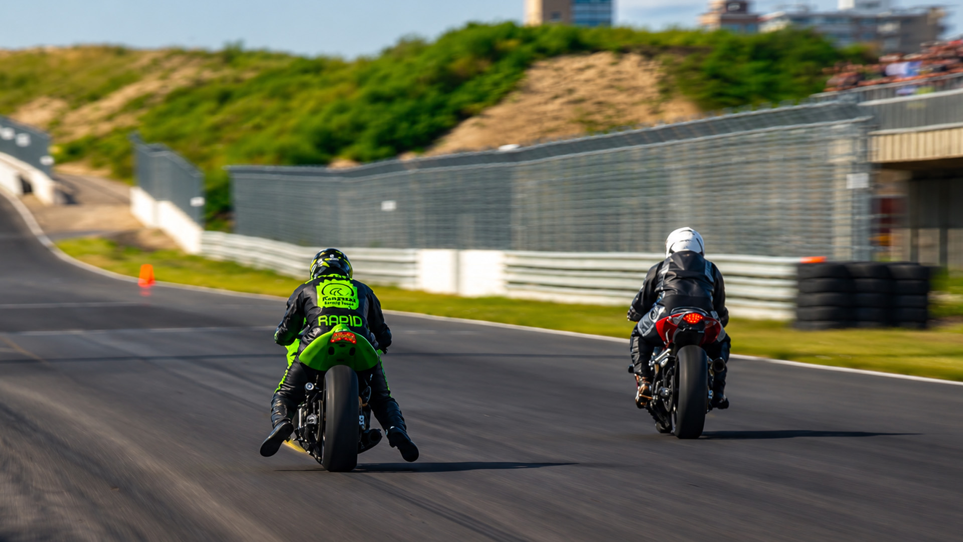 Kawasaki-Power trifft auf Suzuki-Tempo im engen Drag Race