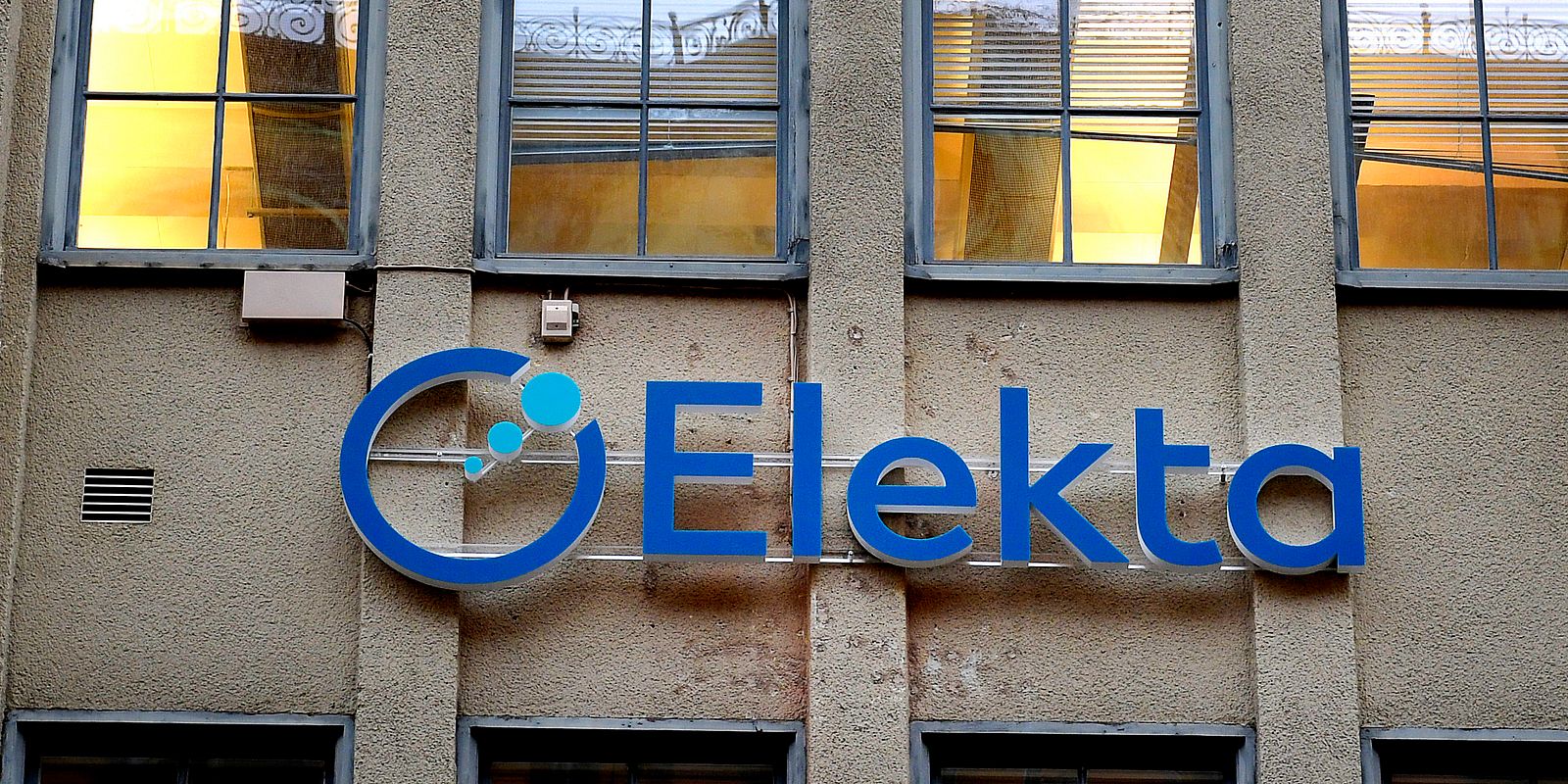 Elekta föll efter uppdaterade mål