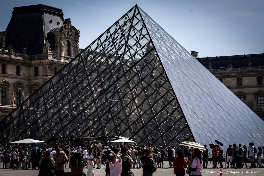 Directeur Louvre stelt dat museum 'buiten adem' is