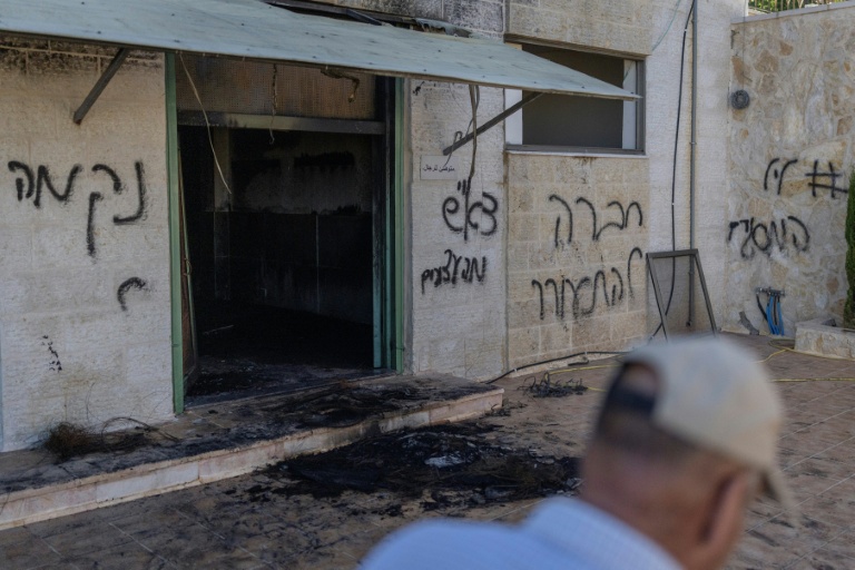 Palästinenser: Israelische Siedler greifen zwei Moscheen im ...