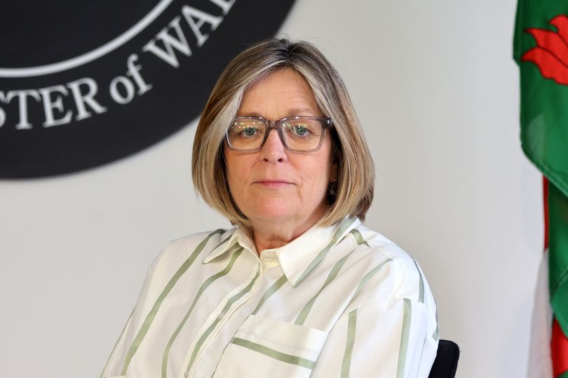 Welsh teacher pay row latest as minister explains why crucial report ...