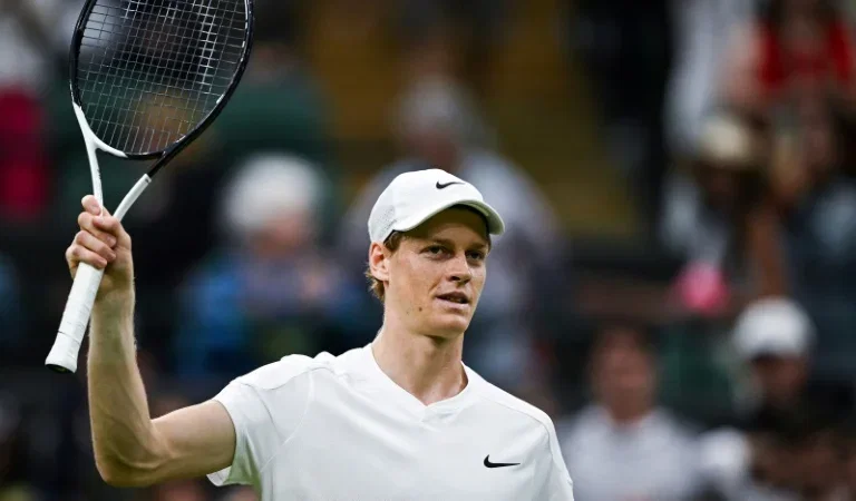Jannik Sinner prepara Wimbledon à maneira de Novak Djokovic
