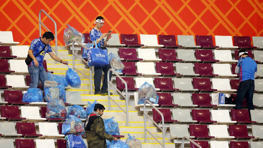 Jameis Winston joins Japanese fans in World Cup cleanup