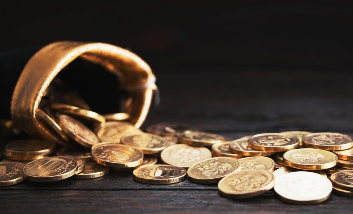 A notary found more than 1,000 gold coins inside a forgotten house wall ...