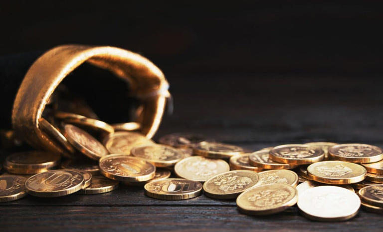 A notary found more than 1,000 gold coins inside a forgotten house wall ...