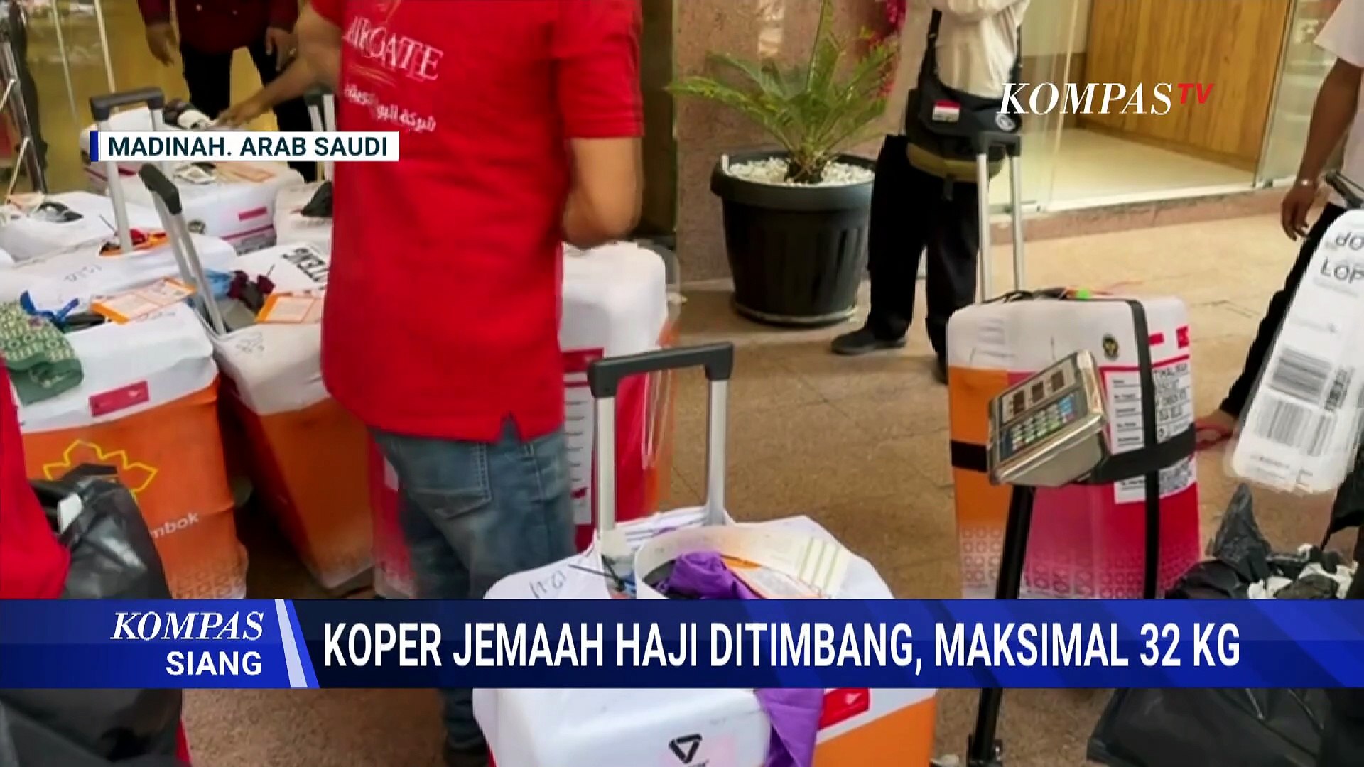 Petugas timbang koper jemaah haji di Madinah jelang kepulangan ke ...