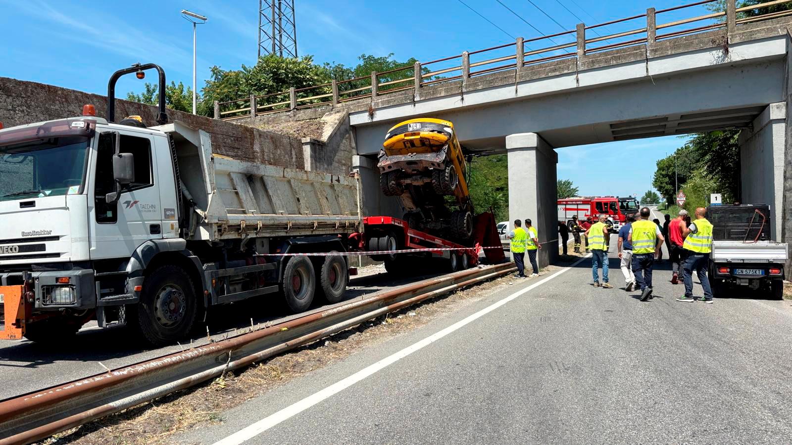 Sannazzaro, gru rimane incastrata sotto il cavalcavia: danni e disagi ...