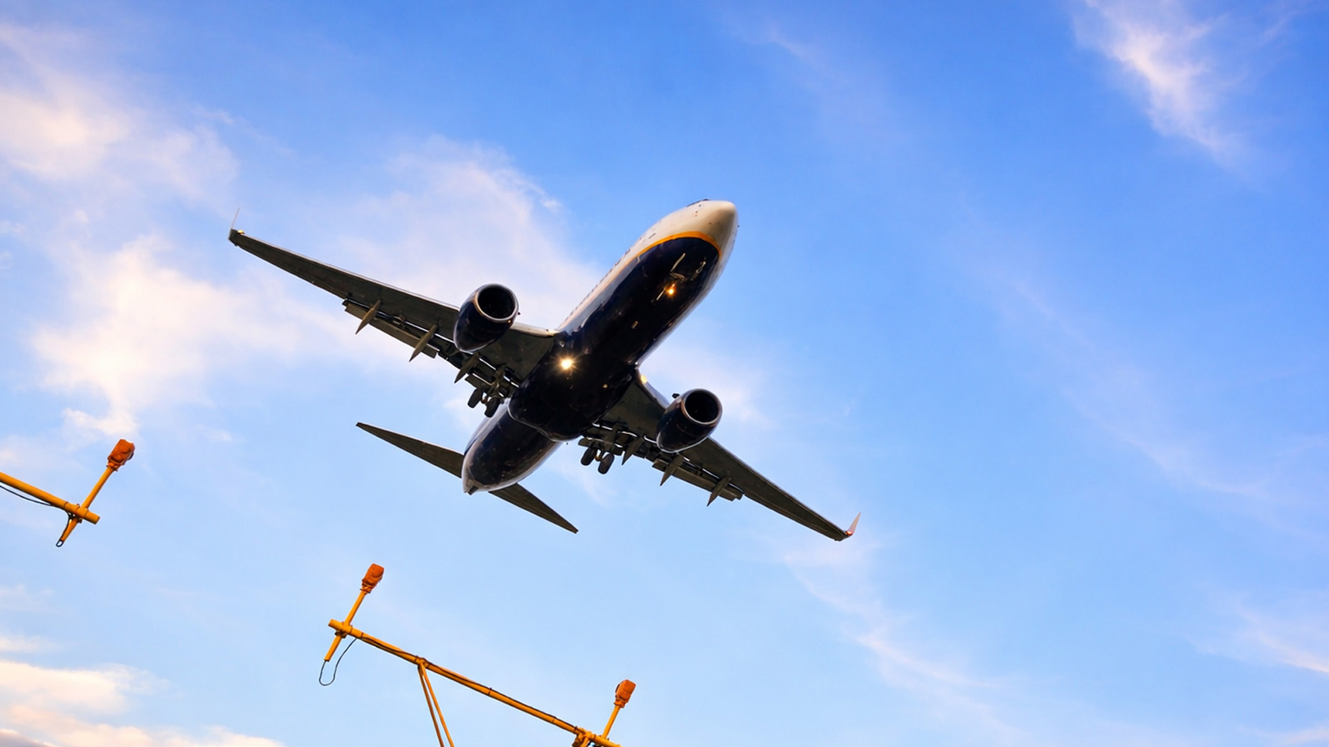 Planes land extremely close at Manchester