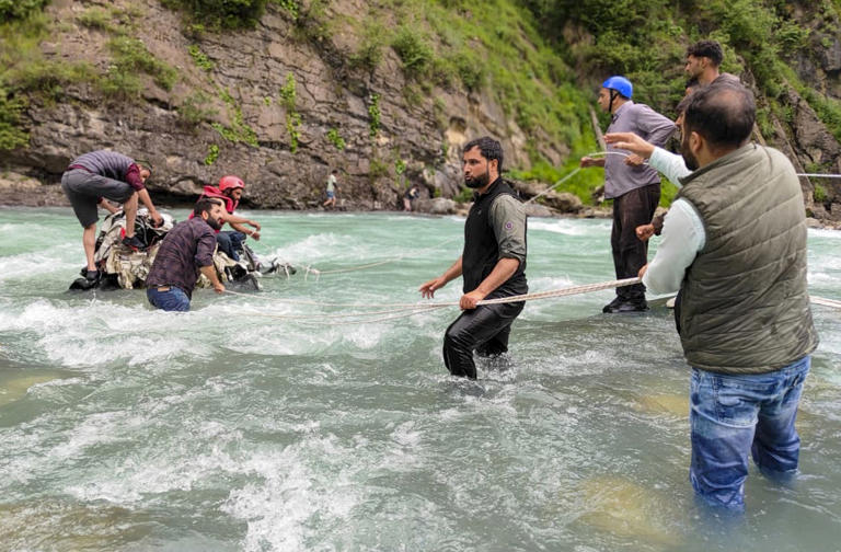 2 killed, 11 injured in two separate road accidents in Kashmir