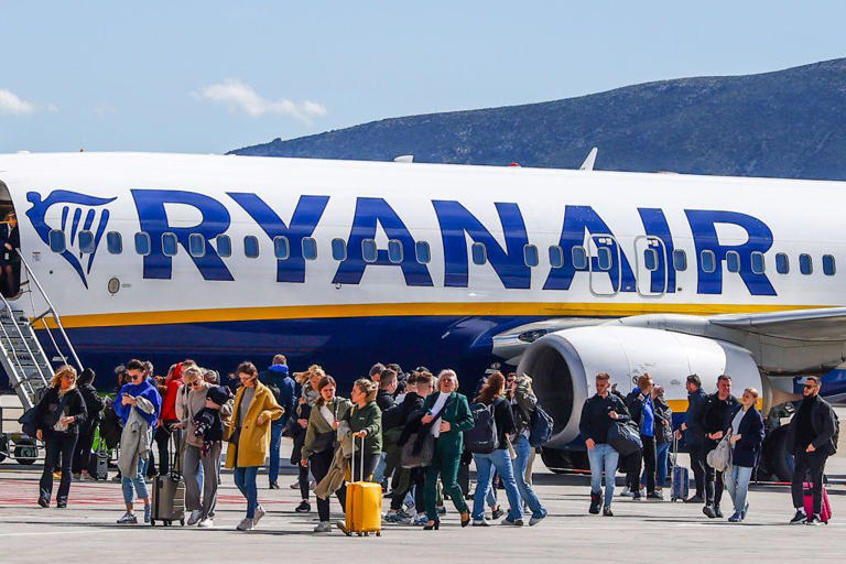 Passport 'mega queue' strands Ryanair passengers