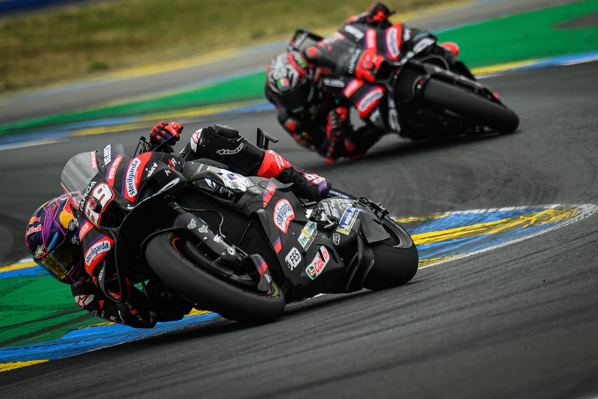Exclusivo MotoGP: Por que Bezzecchi e Martín são polos opostos na Aprilia