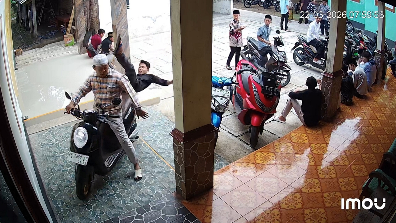 Hilarious motorcycle passenger fall caught on camera in Indonesia