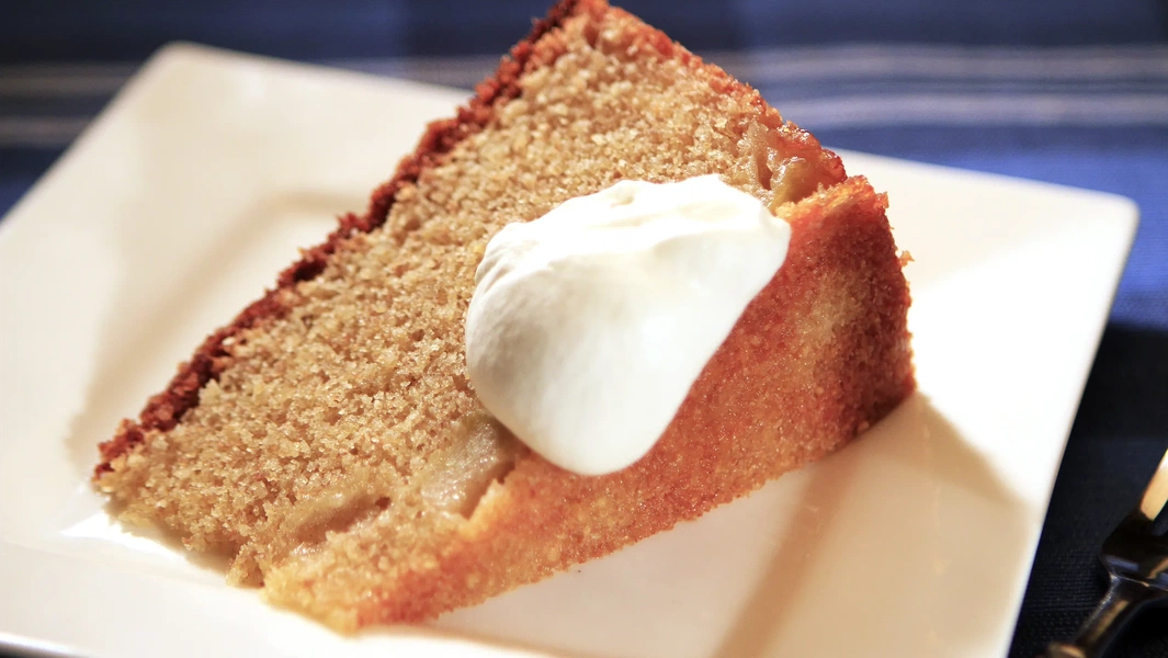 French apple cake that melts hearts