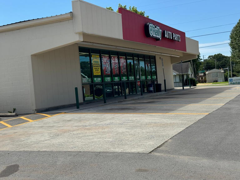 Tennessee man arrested after altercation over 'no ICE' sign