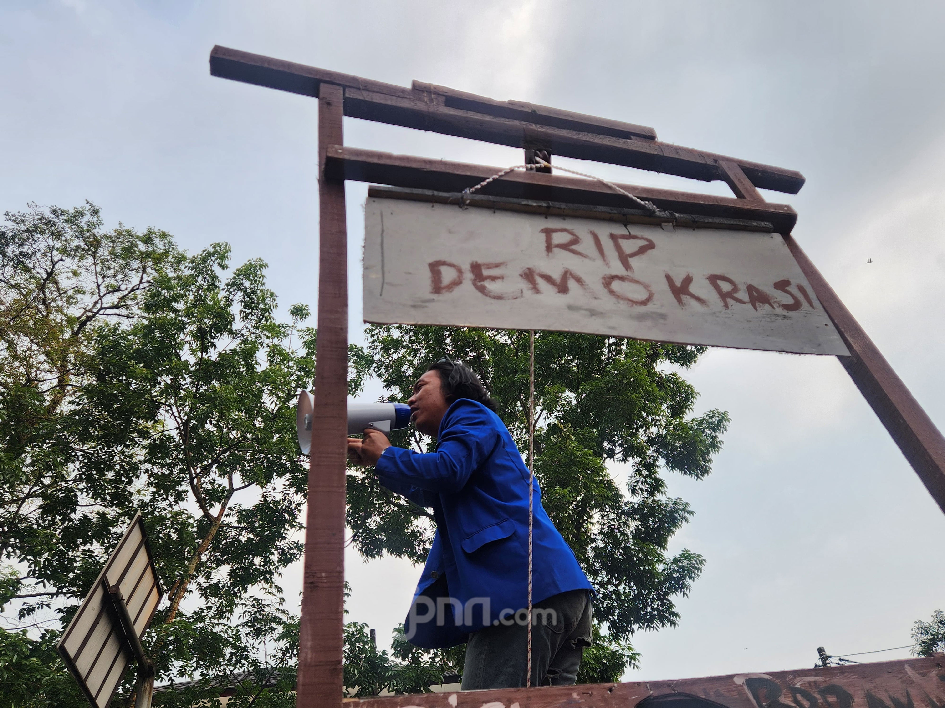 Bawa pasung ke DPRD Jabar, ribuan mahasiswa BEM SI segel simbol ...