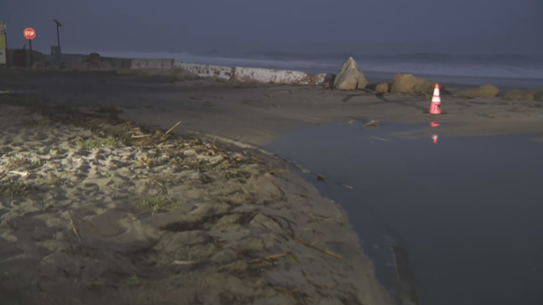King tides along Southern California coast cause flooding at Malibu ...
