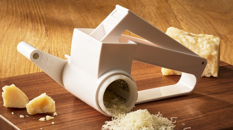 Olive Garden servers aren't sprinkling Parmesan cheese on your meal