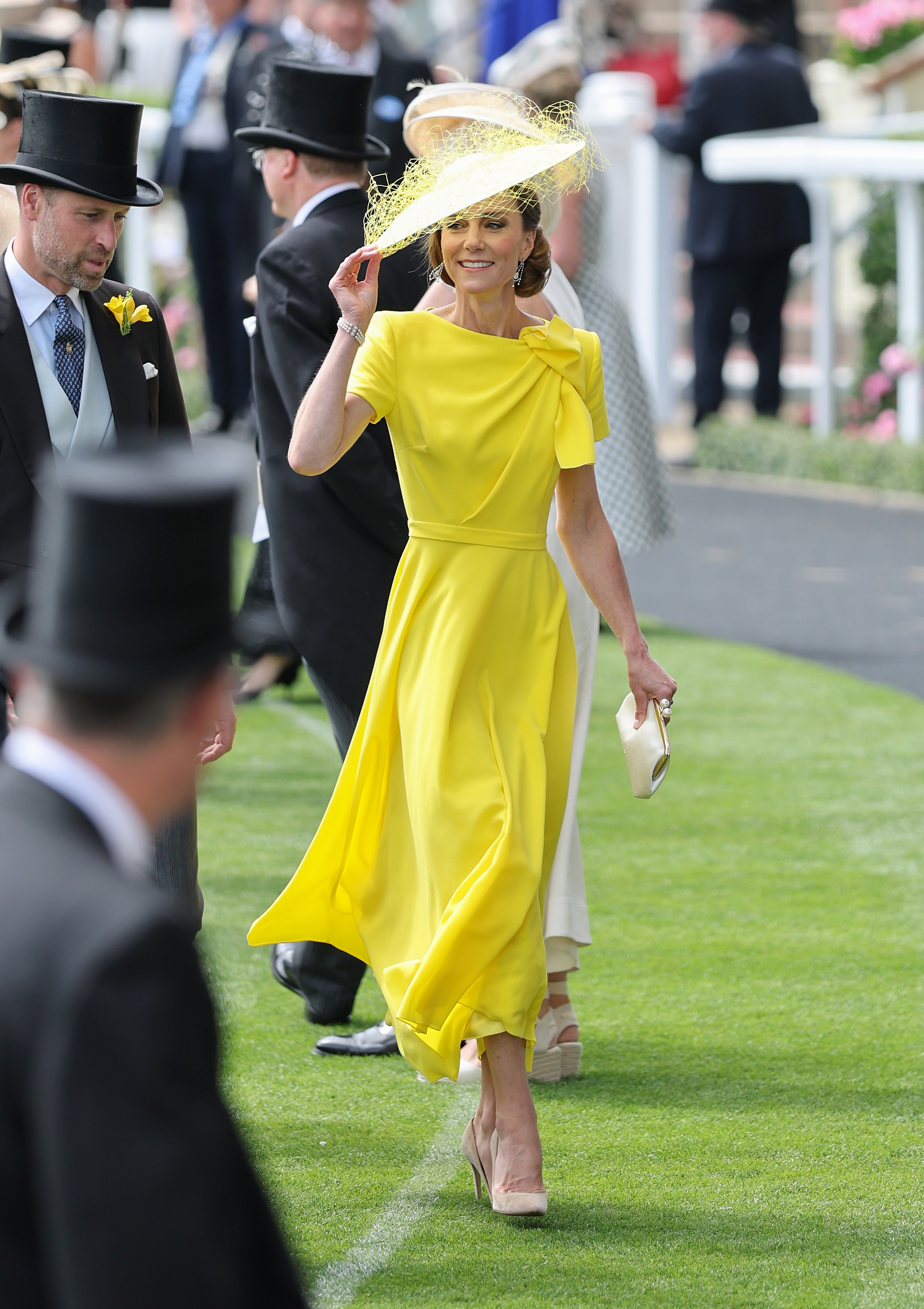 Kate Middleton makes vibrant Ascot return in canary yellow outfit and ...