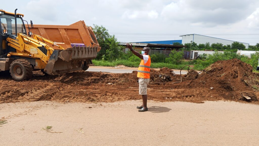 KKMA clears median of weeds to improve road safety