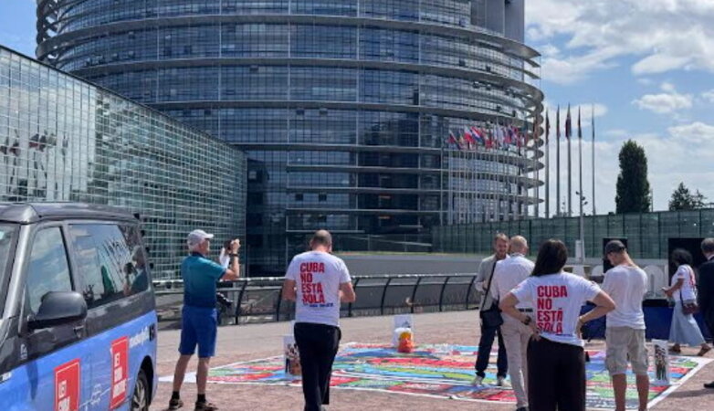 Let Cuba breathe. Flash mob davanti al Parlamento europeo
