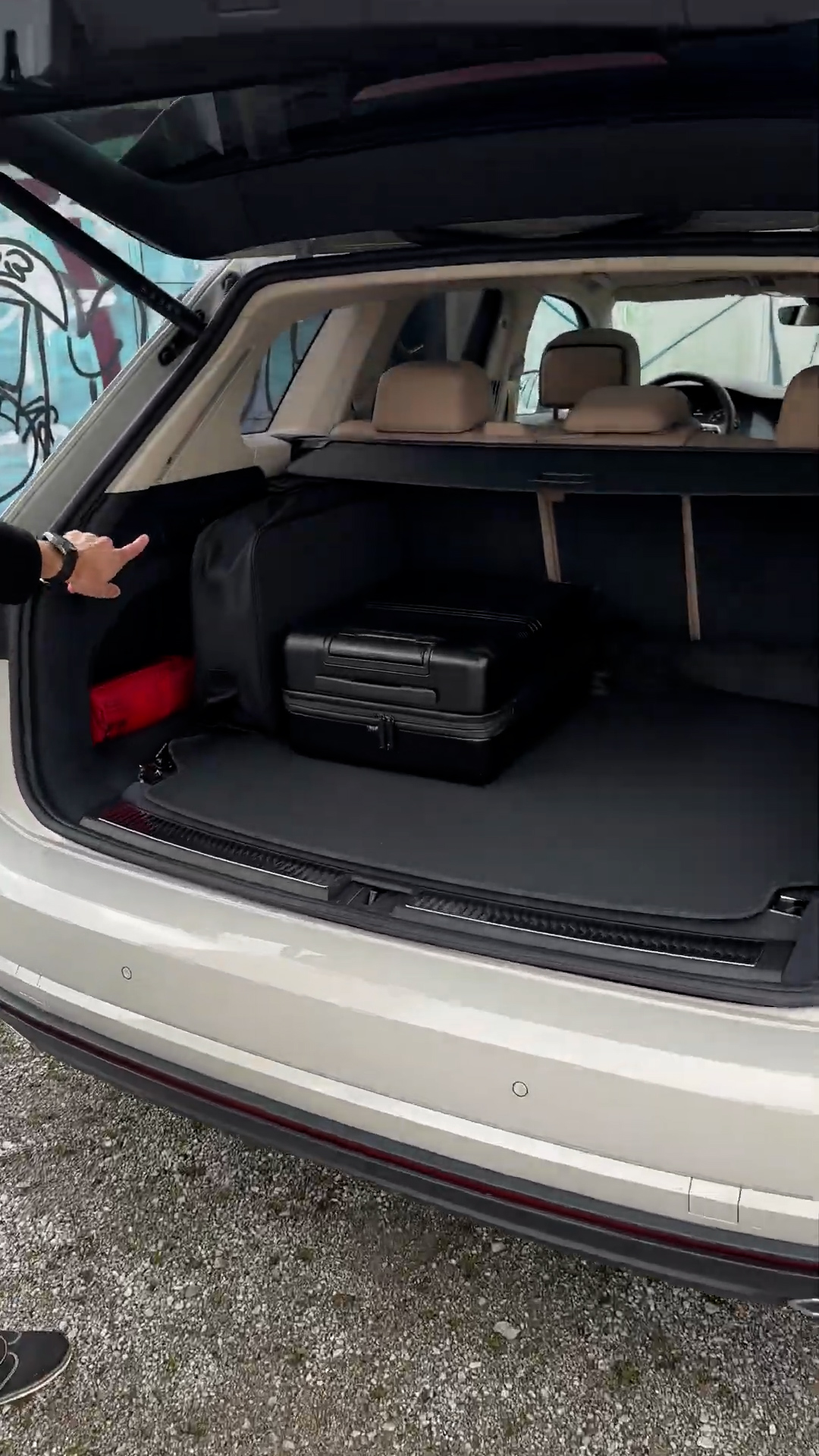 VW Touareg with a practical trunk solution