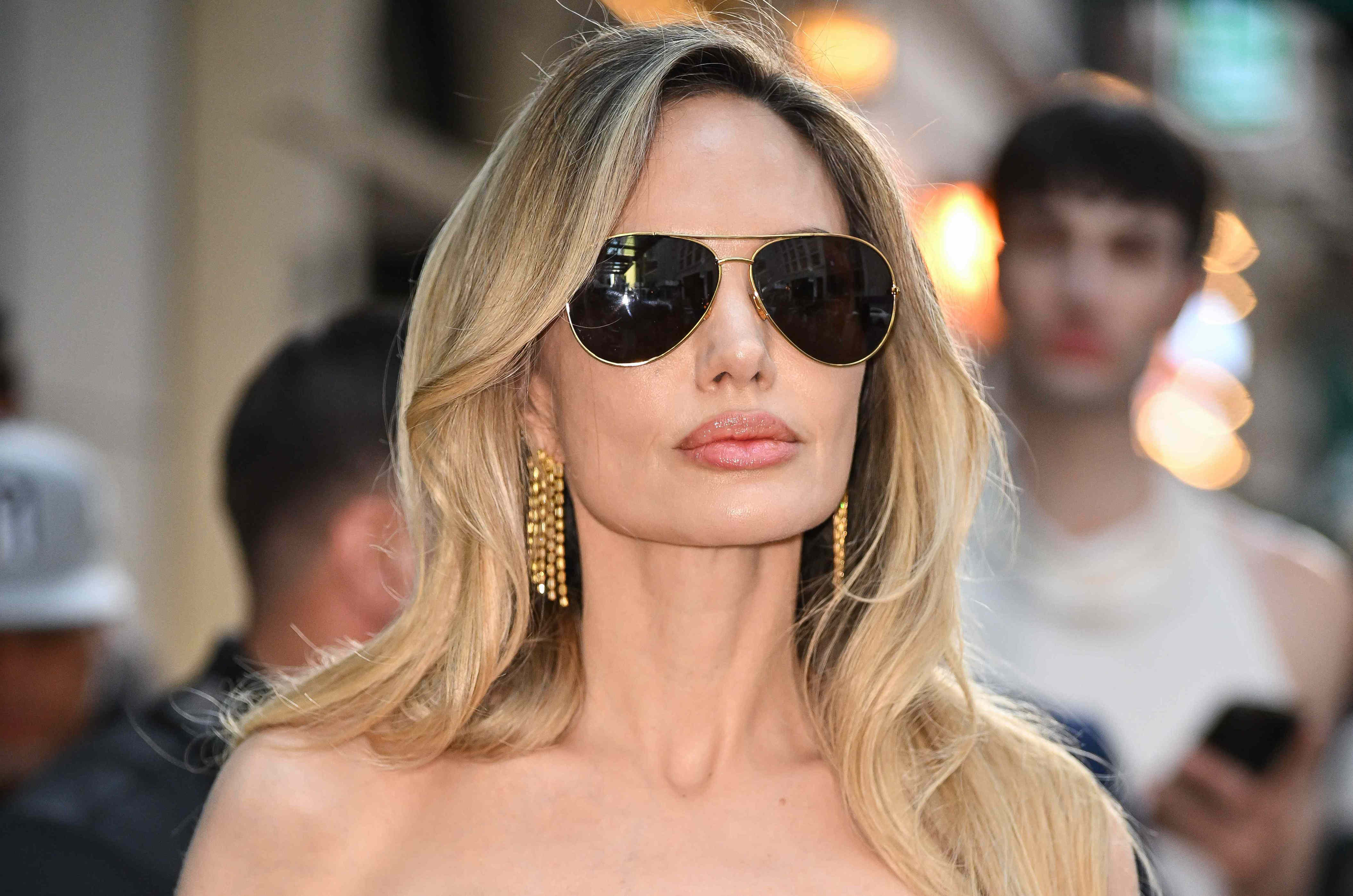 Angelina Jolie brings old-Hollywood energy in plunging LBD and ...
