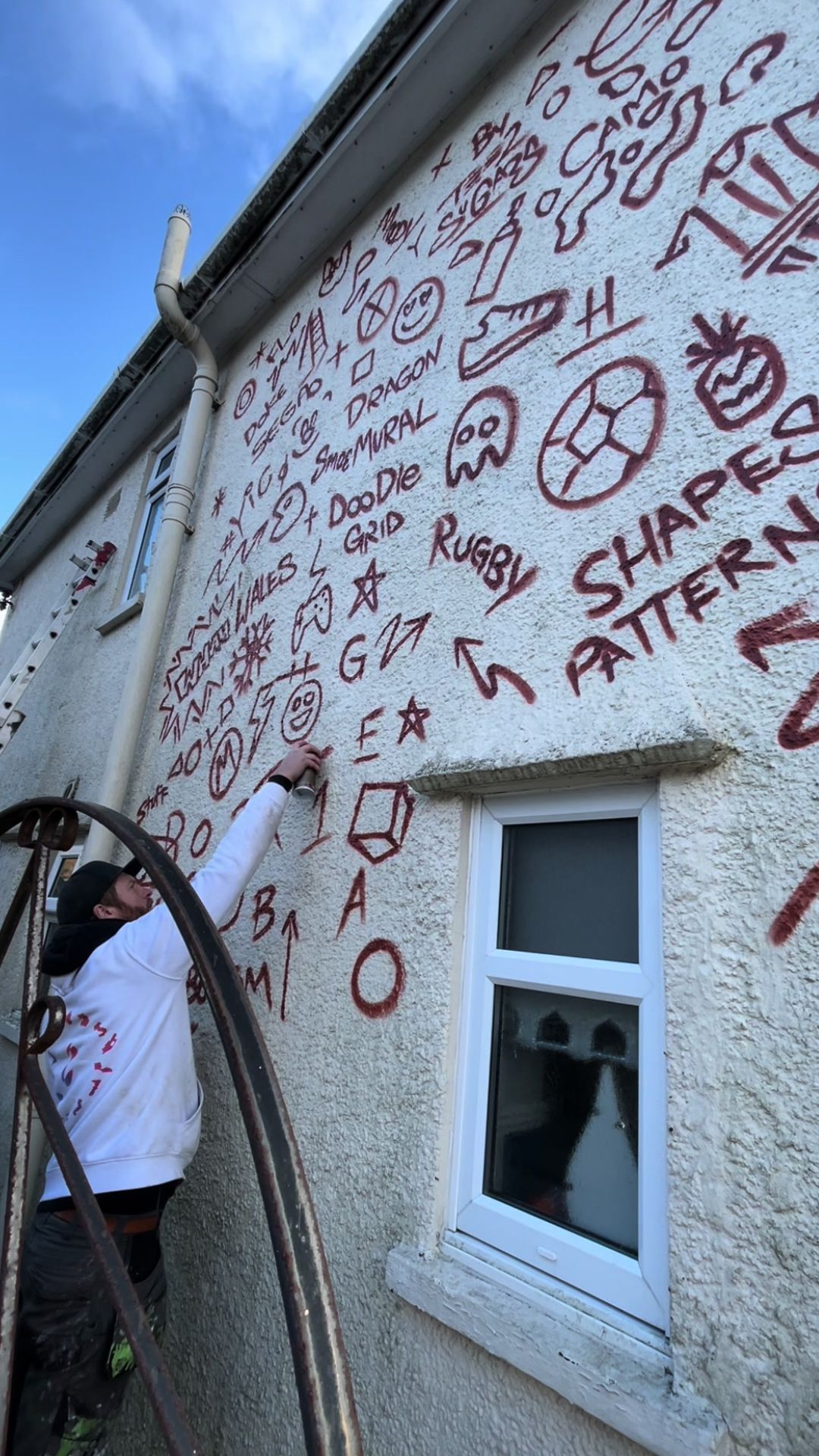 Spray paint art: First look at an incredible dragon street mural