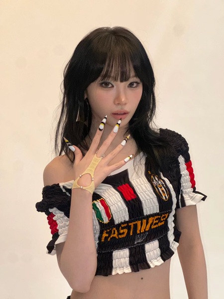 La star asiatica che veste Juve fa impazzire i tifosi: chi è Kim Chae-Won