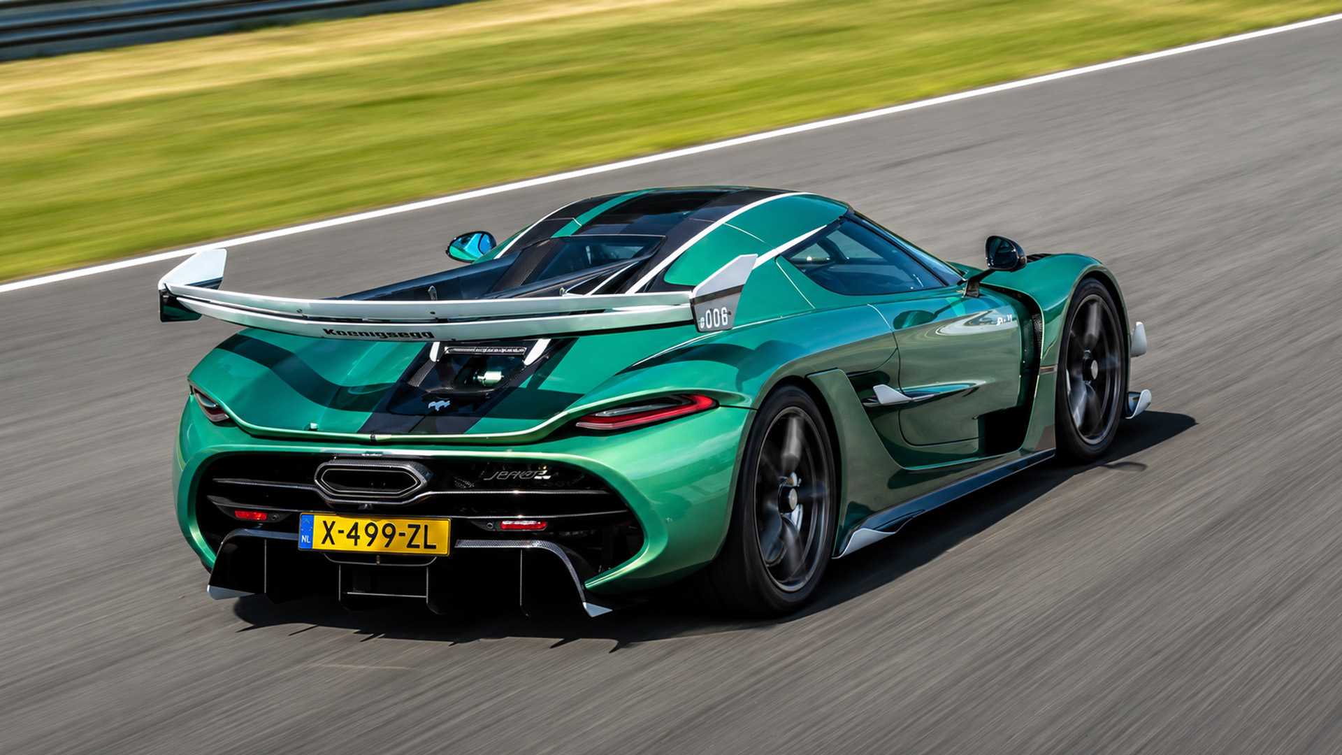 1600HP Koenigsegg Jesko runs wild on race track