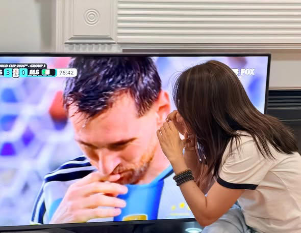 Mỹ Tâm khoe ảnh hôn gió và thả tim với Messi qua màn hình