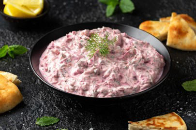 Rote-Bete-Zaziki: Dieser Dip schmeckt zu jeder Gelegenheit