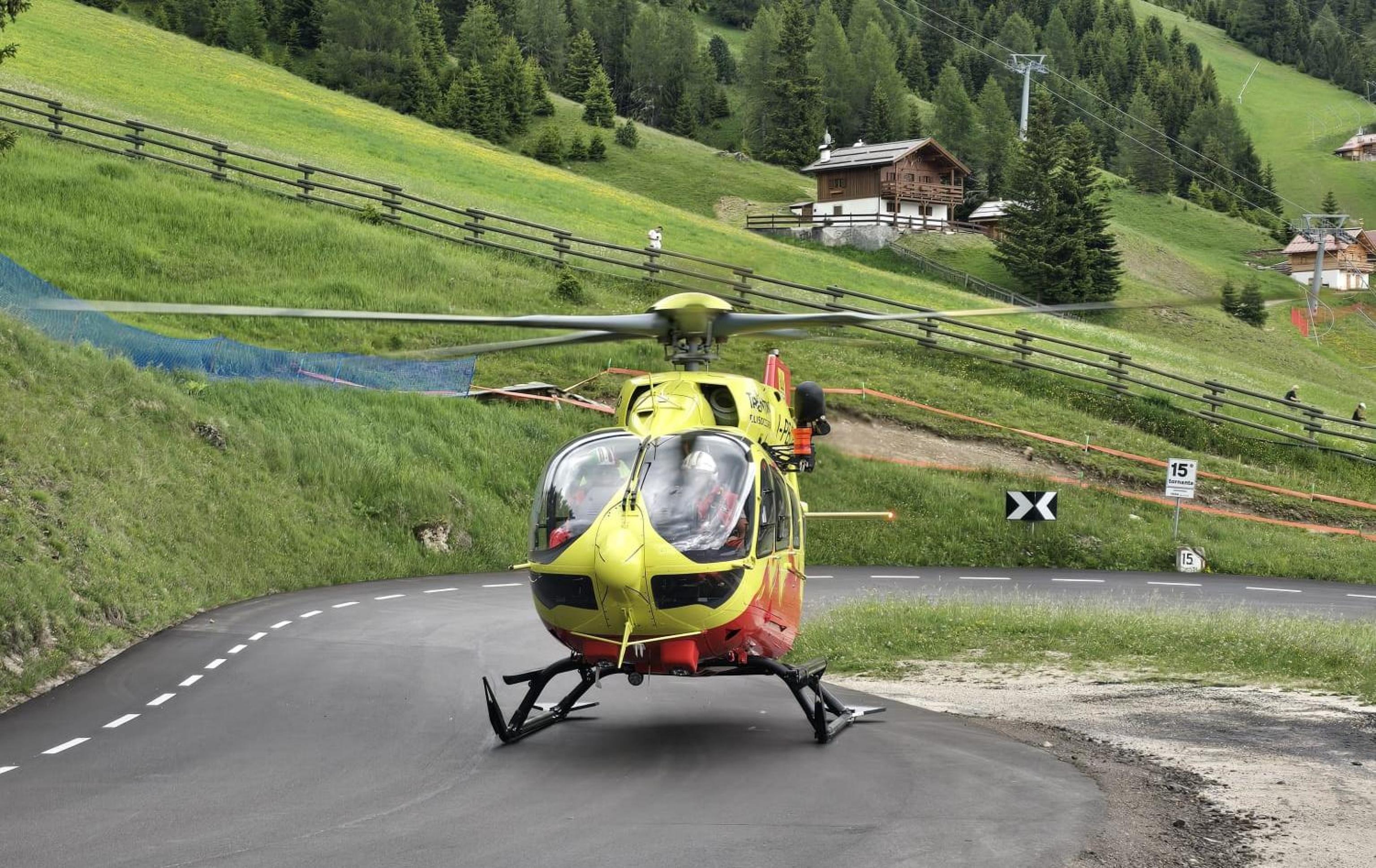 Motociclista cade e finisce nel bosco a Passo Pordoi