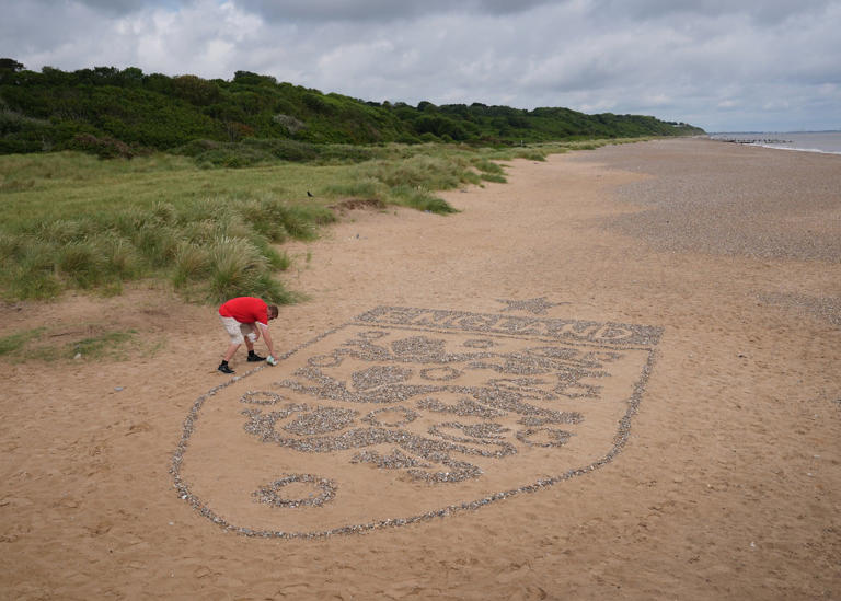 Artist crafts England badge on beach as World Cup campaign nears kick-off