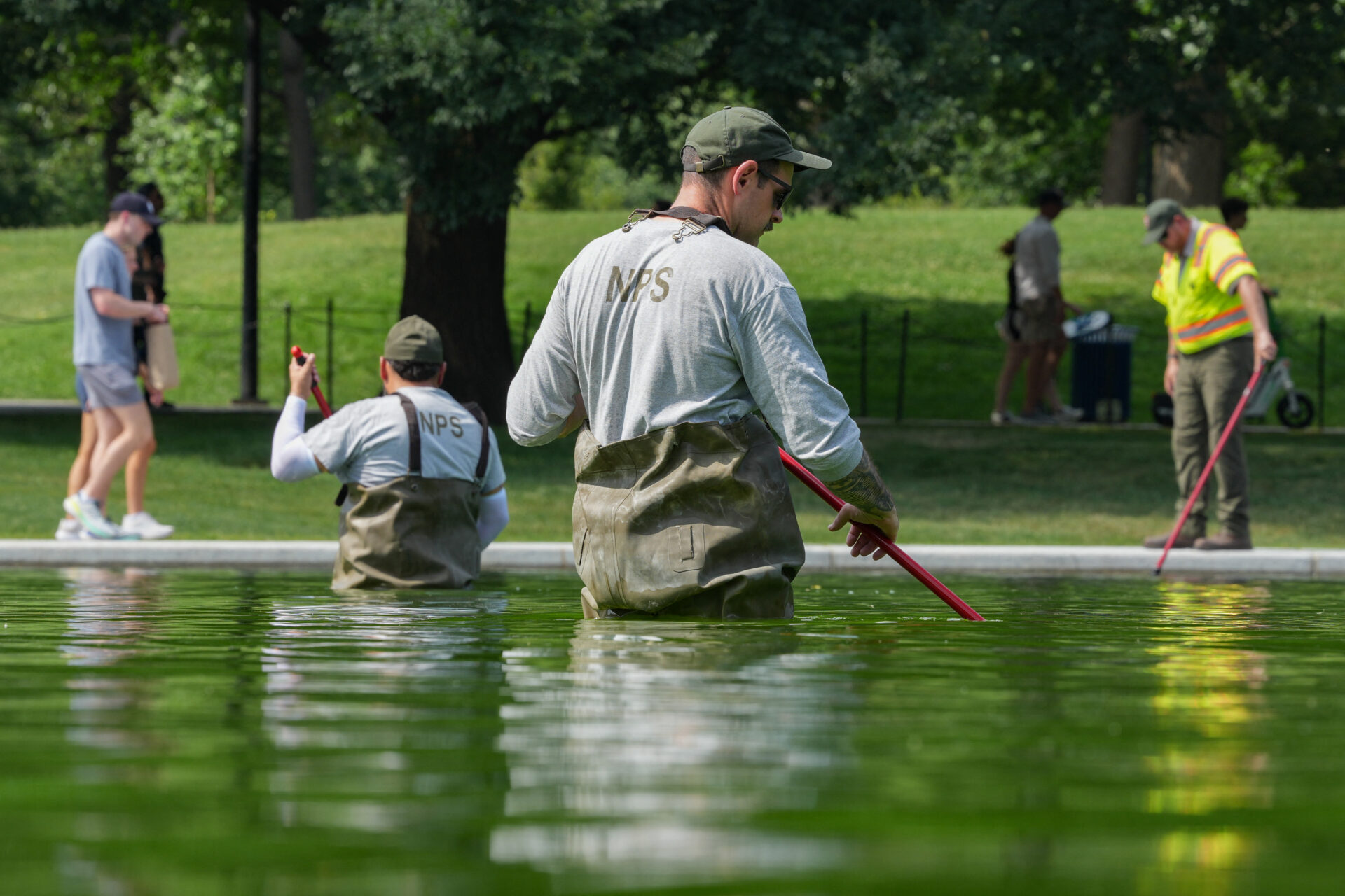 What's happening to the water in the Lincoln Memorial pond in ...
