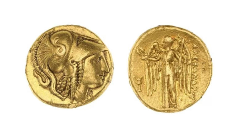 A notary found more than 1,000 gold coins inside a forgotten house wall ...
