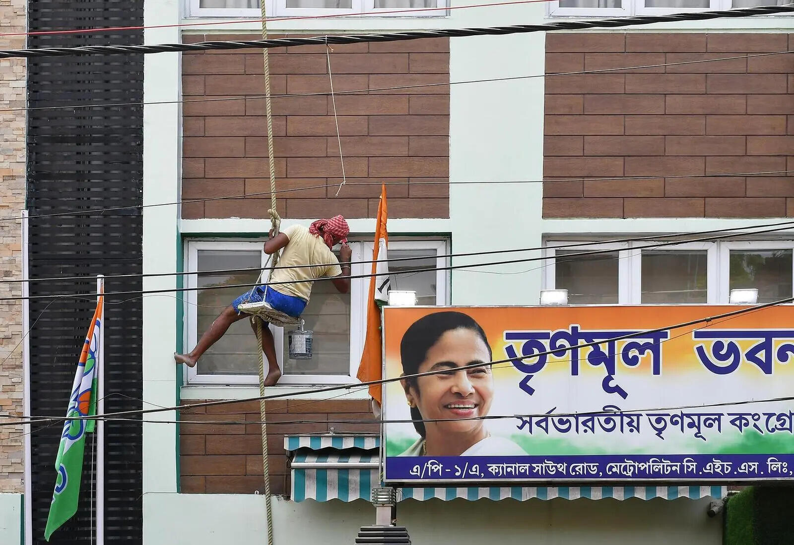 Trinamool HQ landlord enters bldg, starts clean-up to reclaim property