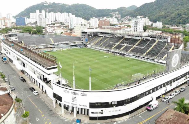 Santos inicia reforma no gramado da Vila Belmiro