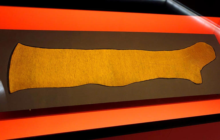 Scientists Recreate Golden Sea Silk, the Legandary Thread Once Fit for ...