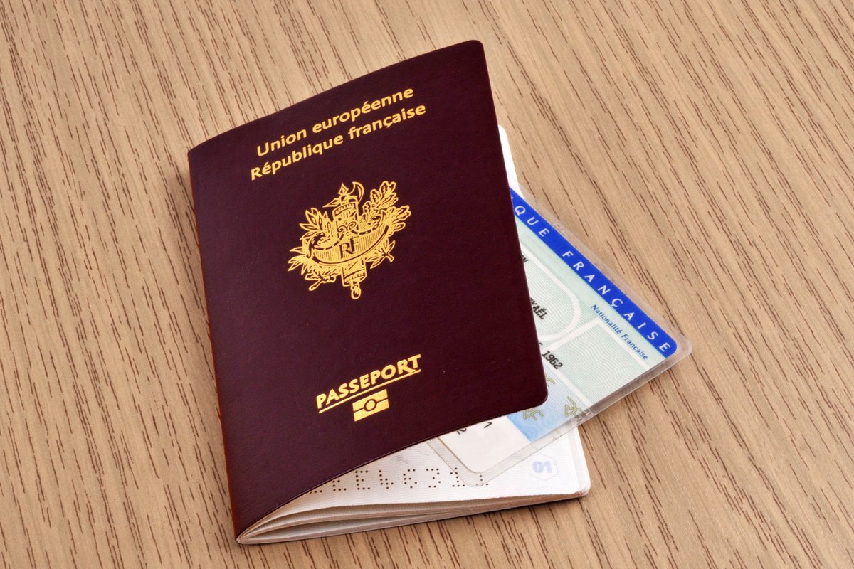 Plus de 250 000 passeports et cartes d'identité françaises sont à ...