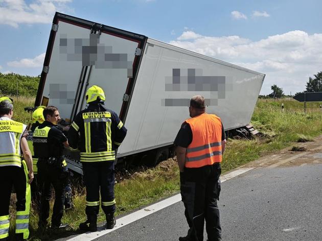 Schwerer Unfall: Lkw fährt auf B4 bei Uelzen in den Graben – Fahrer ...